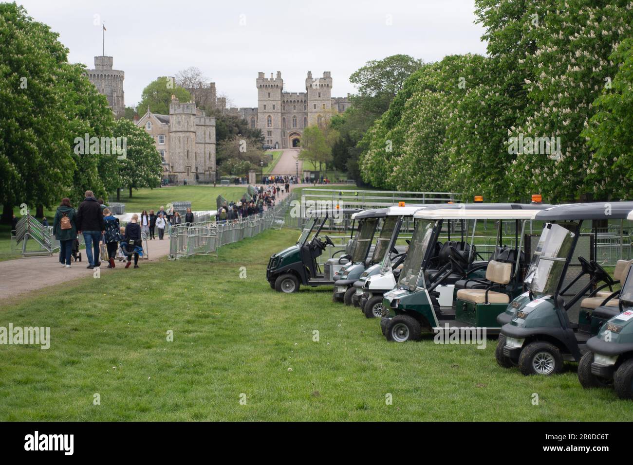 Windsor, Berkshire, UK. 8th May, 2023. Golf buggies used to drive concert goers last night. it ...