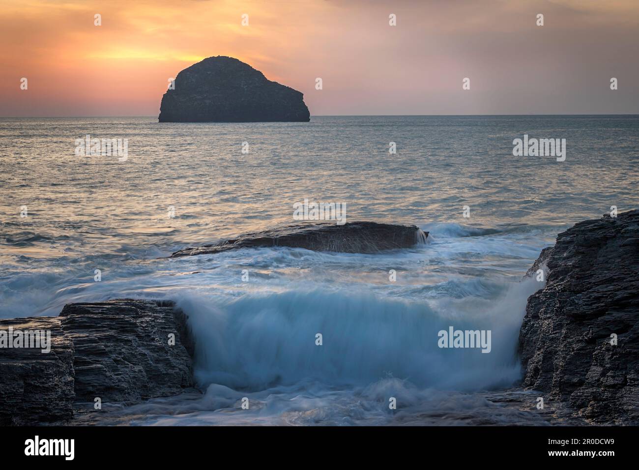 Sunset behind Gull Rock, Trebarwith Strand Stock Photo - Alamy