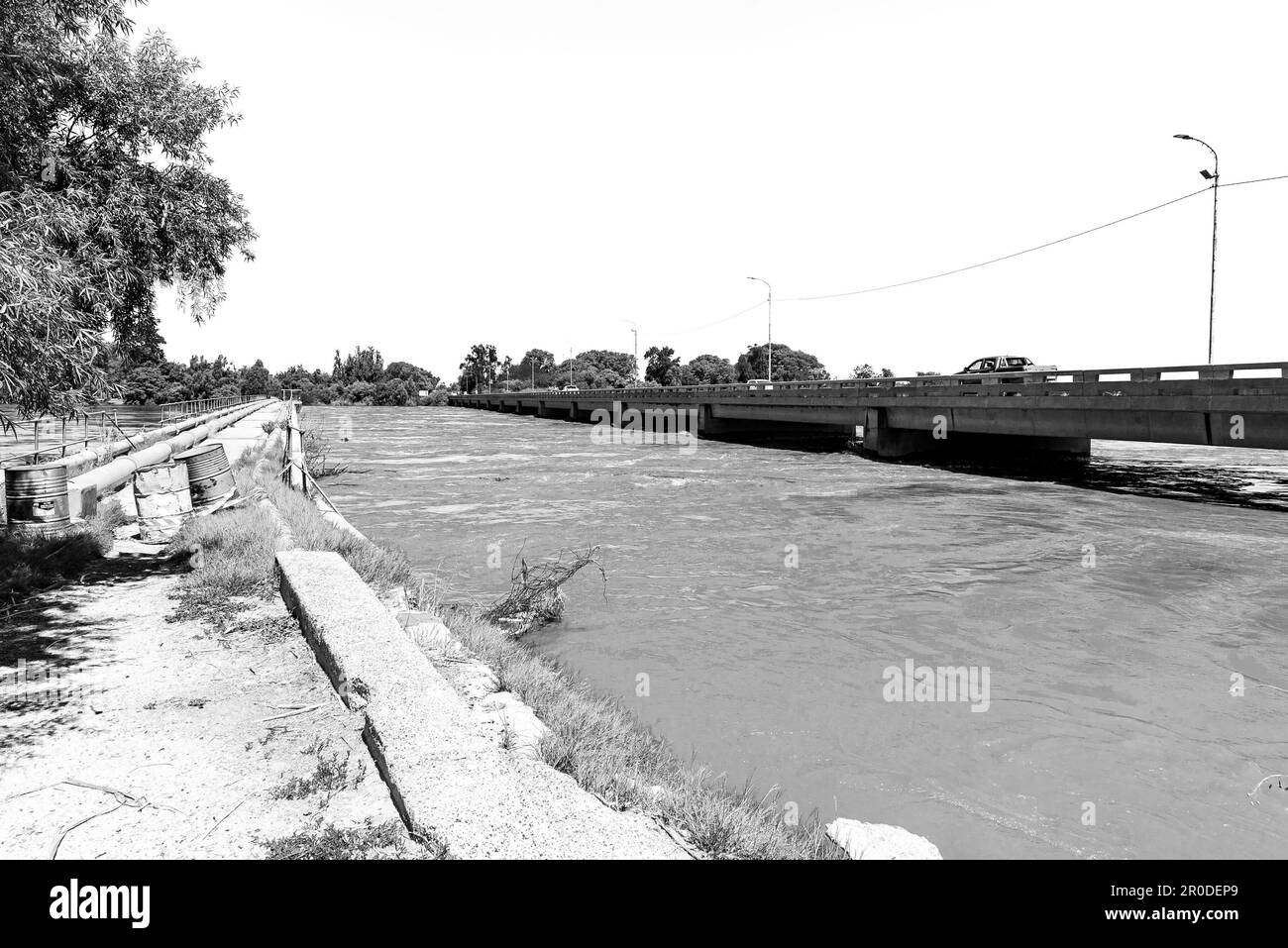 The old and new road bridges over a flooded Orange River at Upington in ...