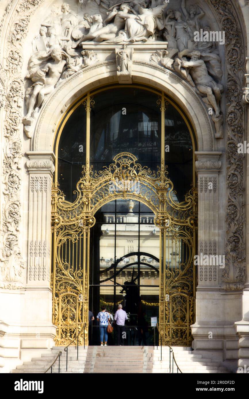 France, Paris - 24 September 2017: Grand Palai. main entrance, guests ...