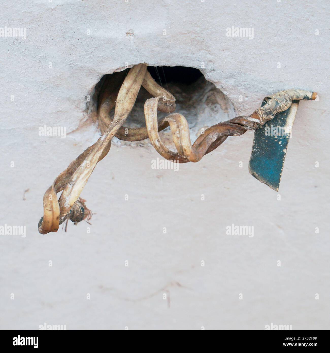 Open bad dangerous electrical wiring Stock Photo - Alamy