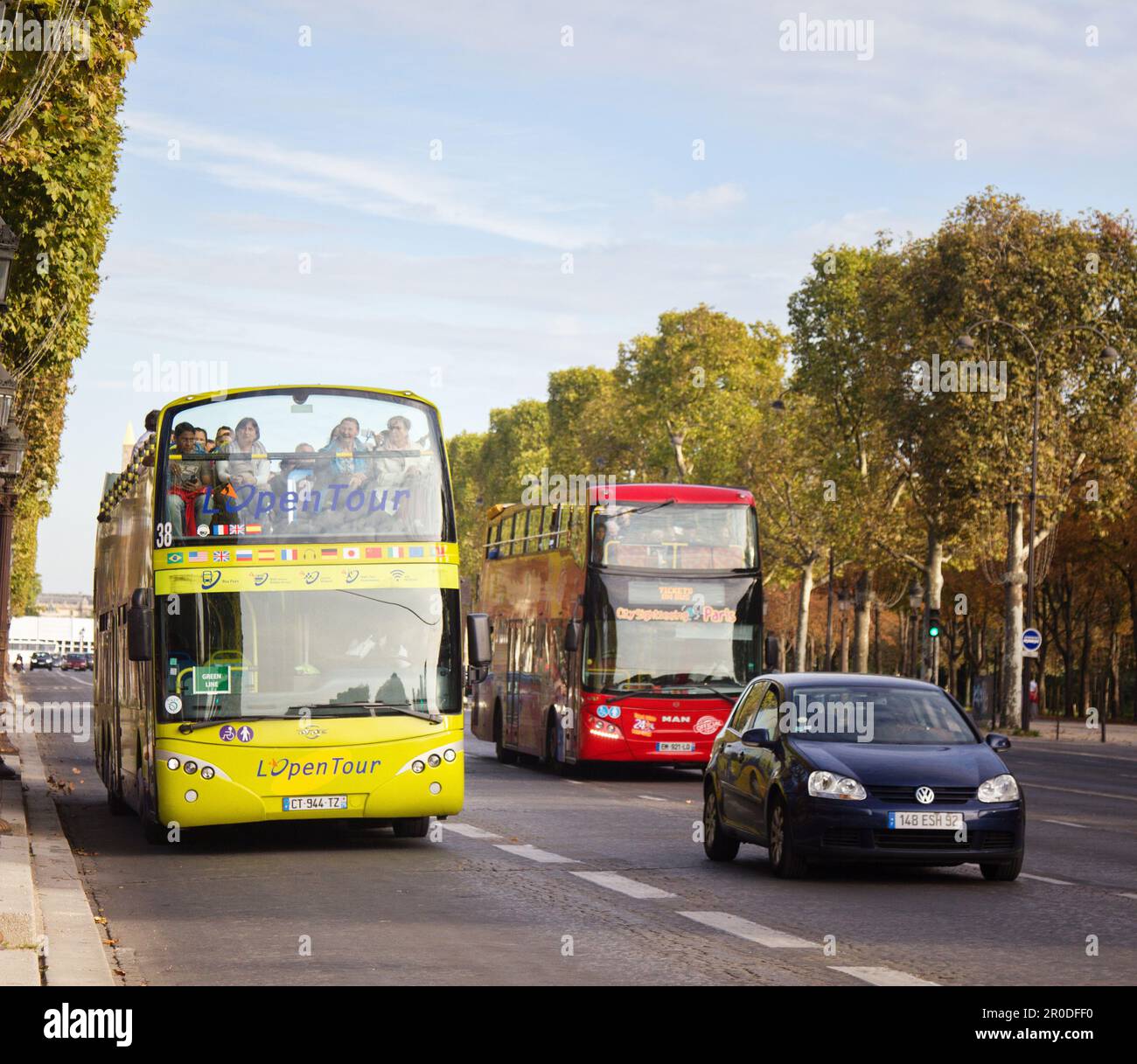 Paris hop on hop off bus hi-res stock photography and images - Alamy