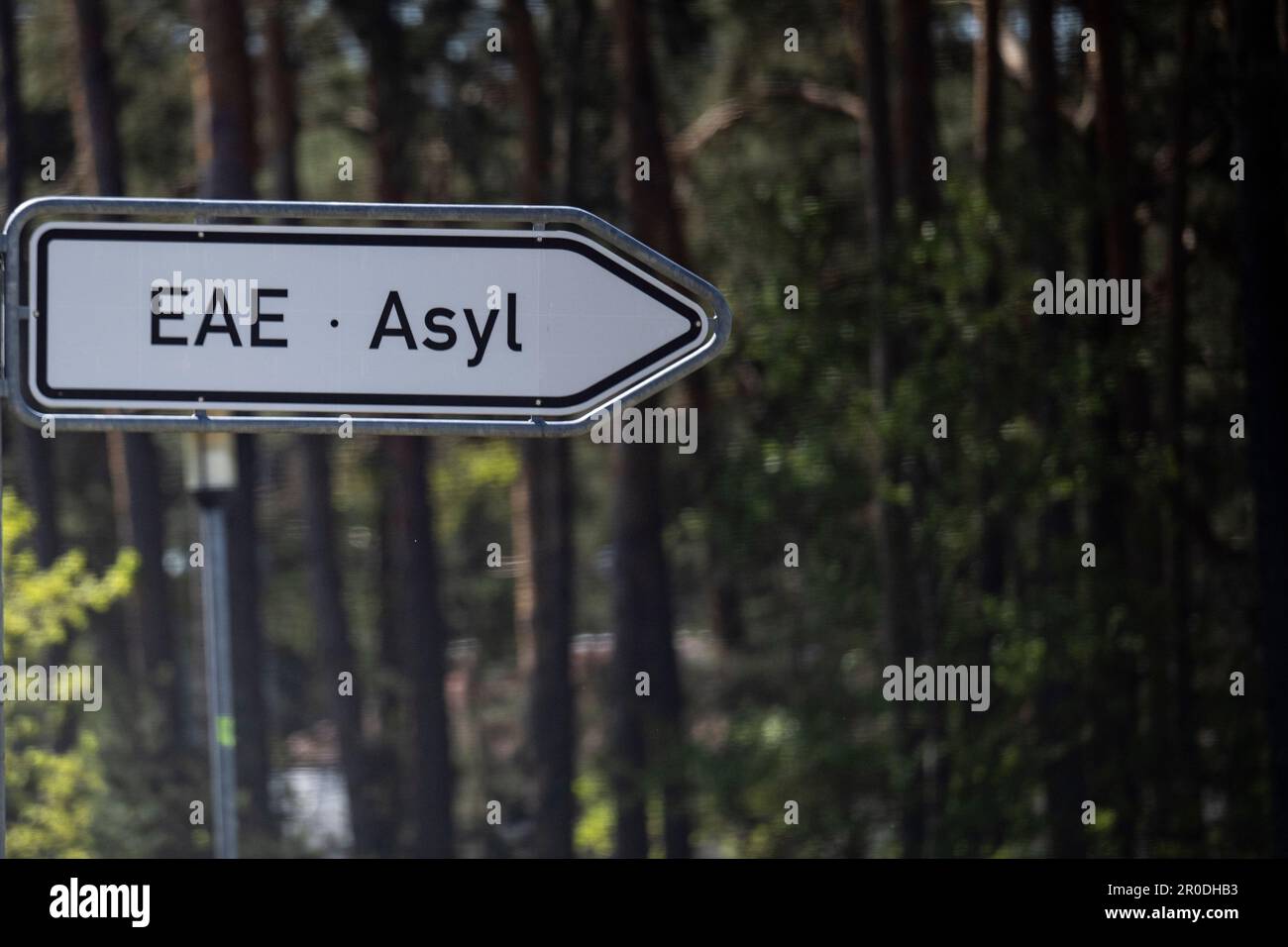 08 May 2023, Brandenburg, Eisenhüttenstadt: A street sign reading "EAE ...