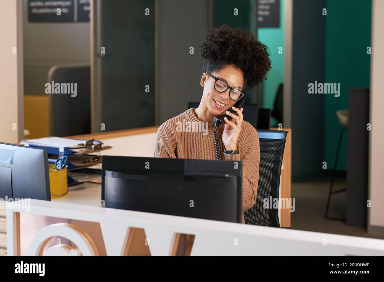 Receptionist behind desk telephone hi-res stock photography and images ...