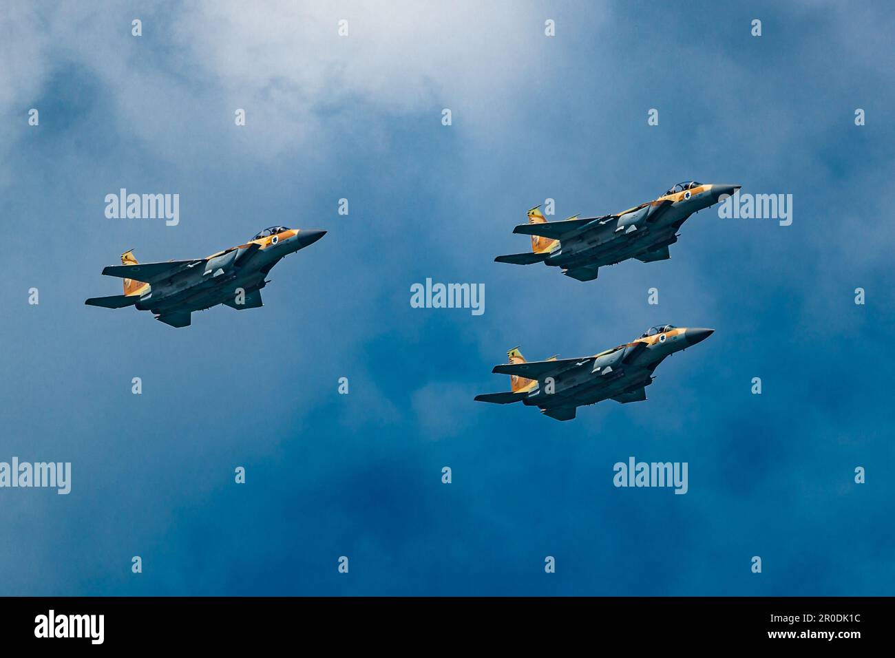 Three fighter jets flying in perfect formation Stock Photo - Alamy