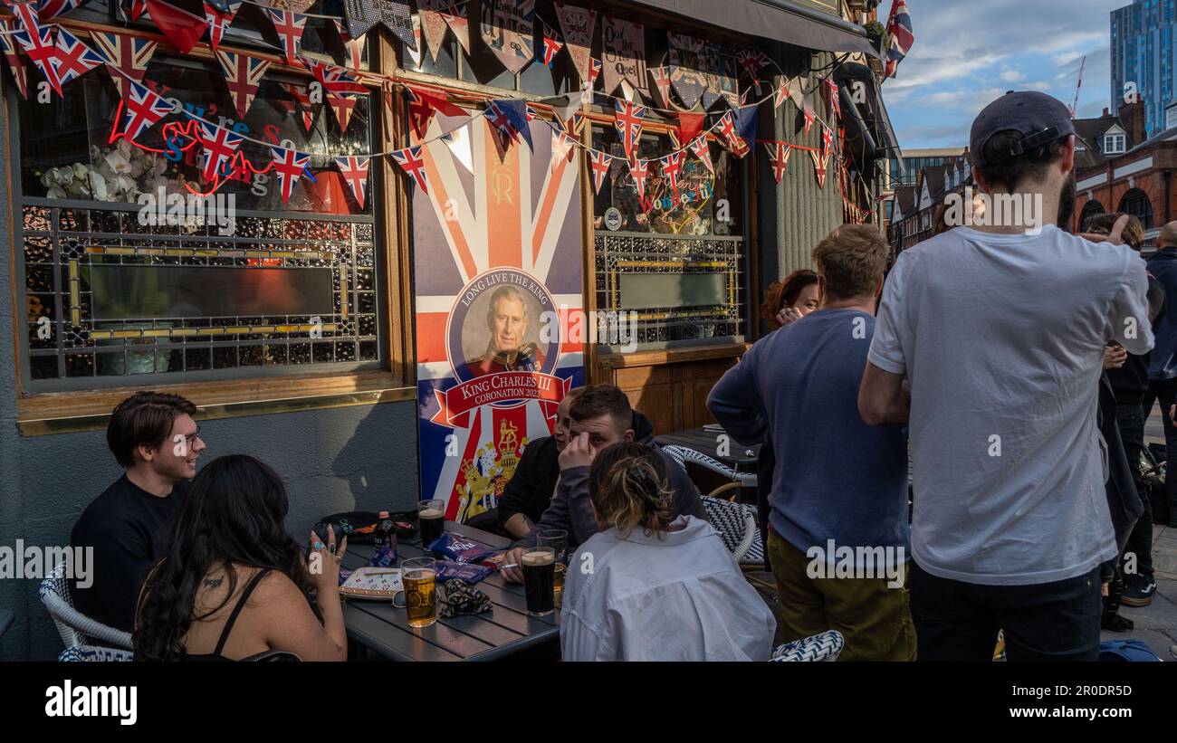 People drinking in a pub during the celebrations of coronation King ...