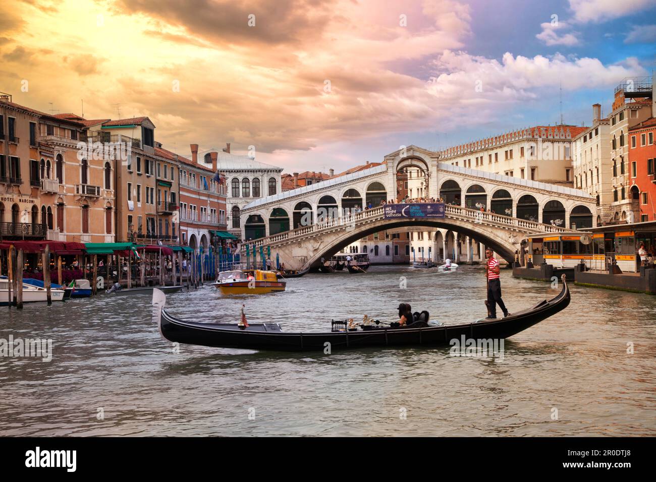 Venice gondola bridge hi-res stock photography and images - Alamy