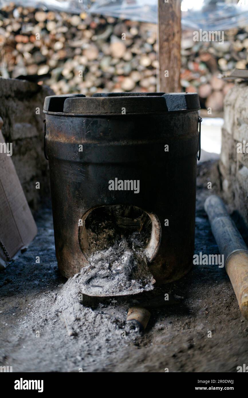 Traditional kitchen and fireplace hi-res stock photography and images ...