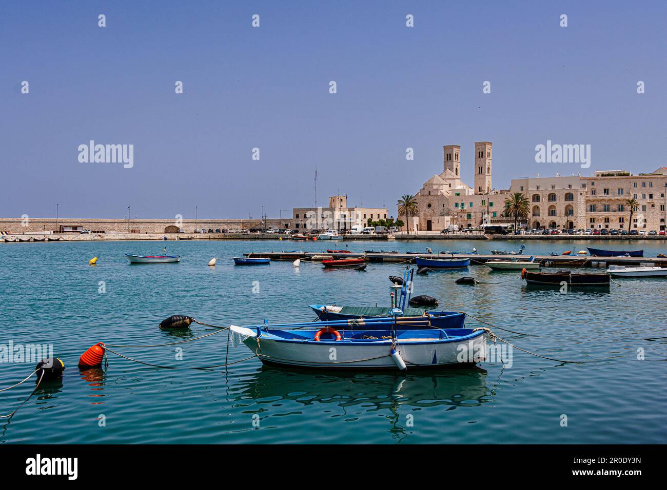 The old cathedral is fascinating, overlooking the port of Molfetta ...