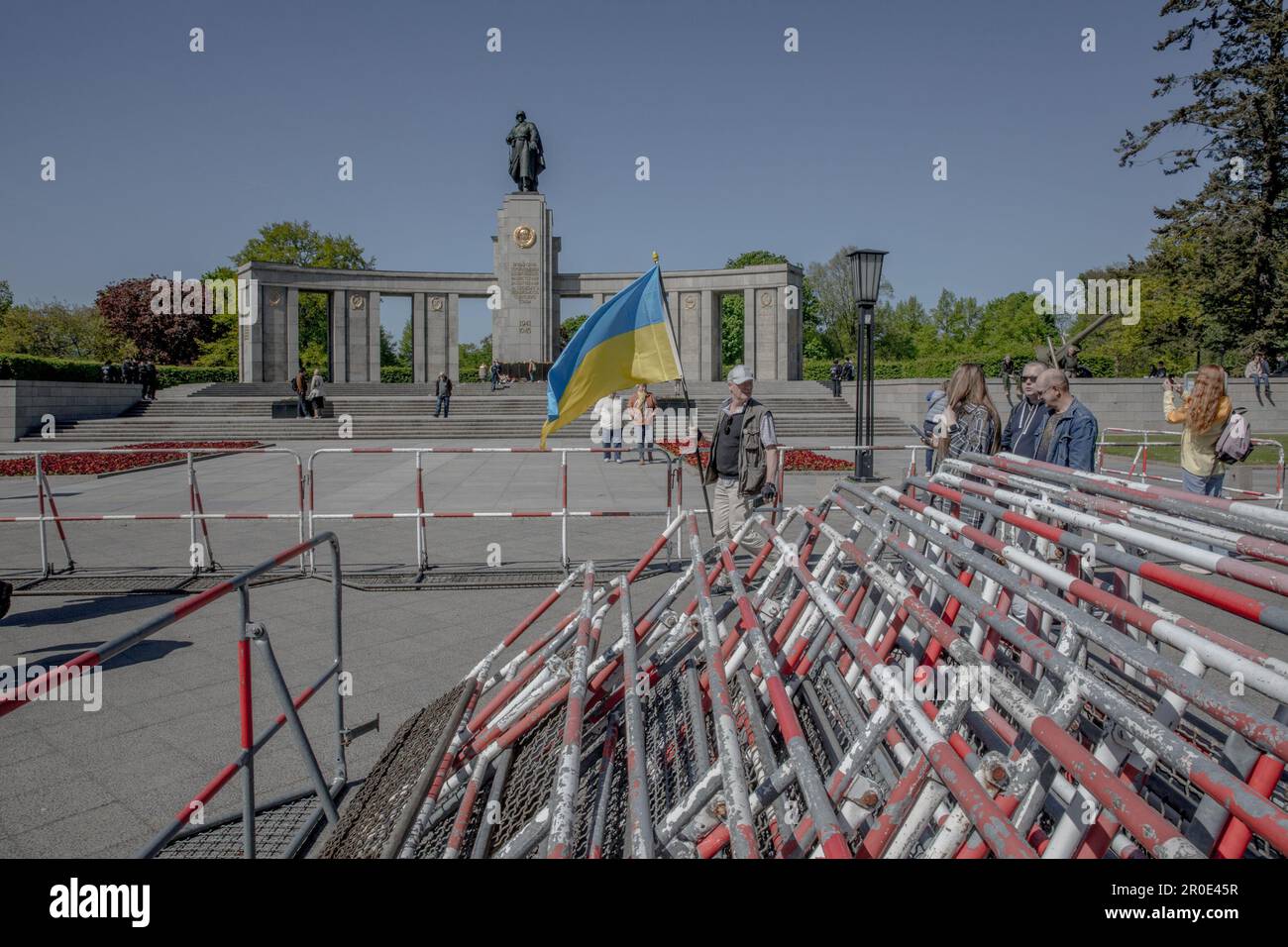 Berlin, Germany. 8th May, 2023. Visitors pay their respects at the ...