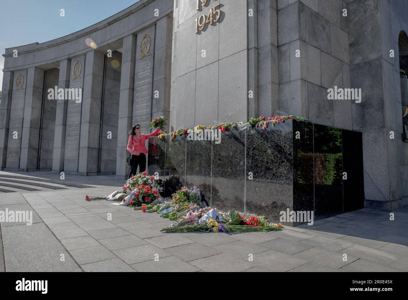 Berlin, Germany. 8th May, 2023. Visitors pay their respects at the ...