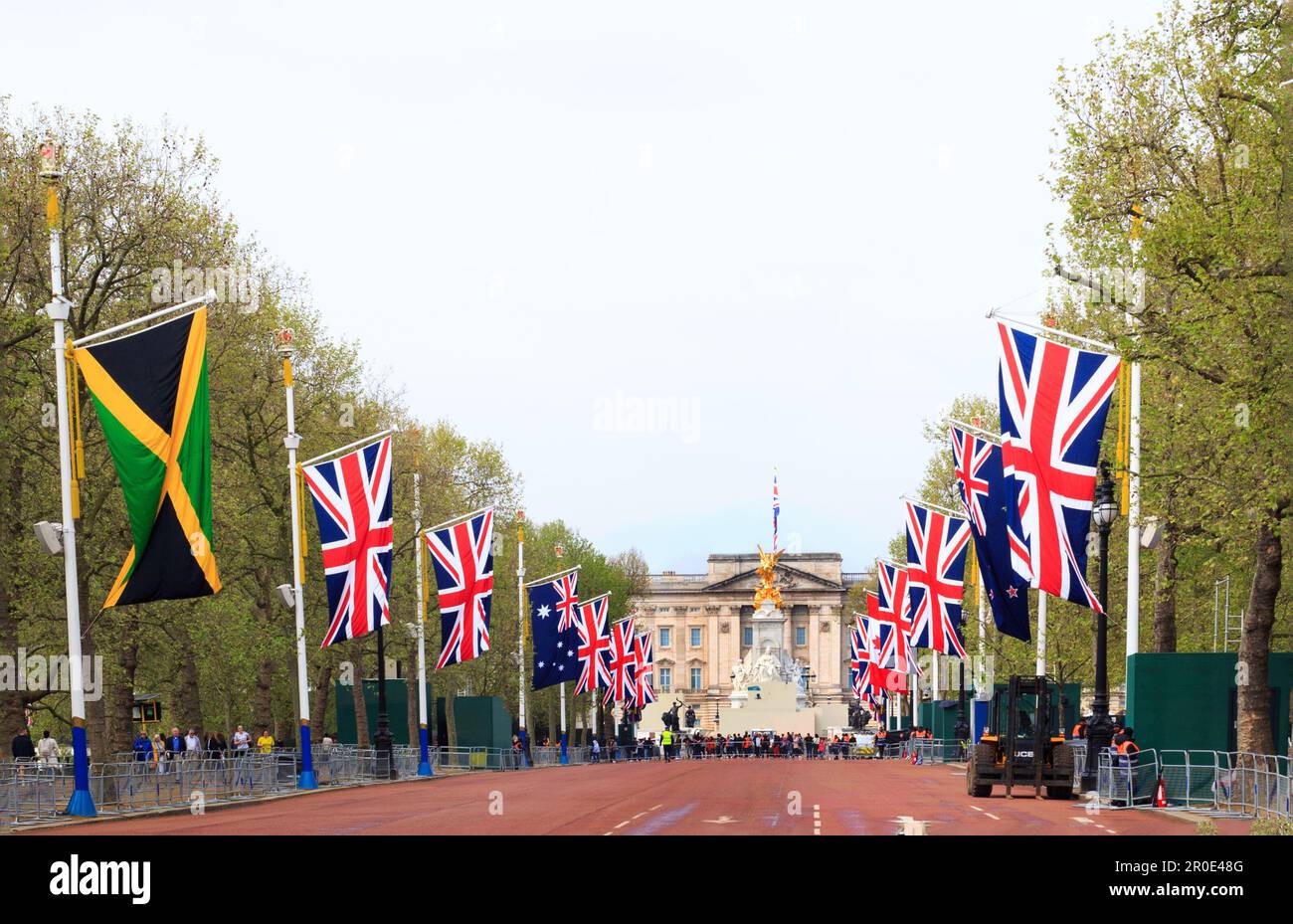 Looking towards Buckingham Palace and Queen Victoria Monument with The ...