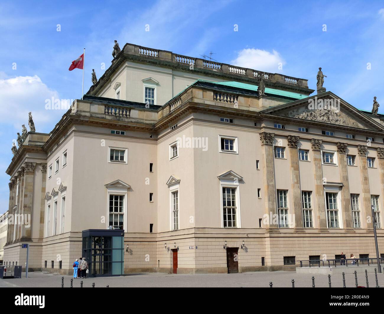 State opera under the lime trees hi-res stock photography and images ...