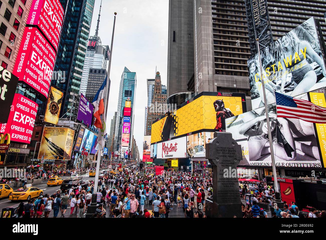 A mass of people at the intersection of Broadway and 42nd Street, New ...