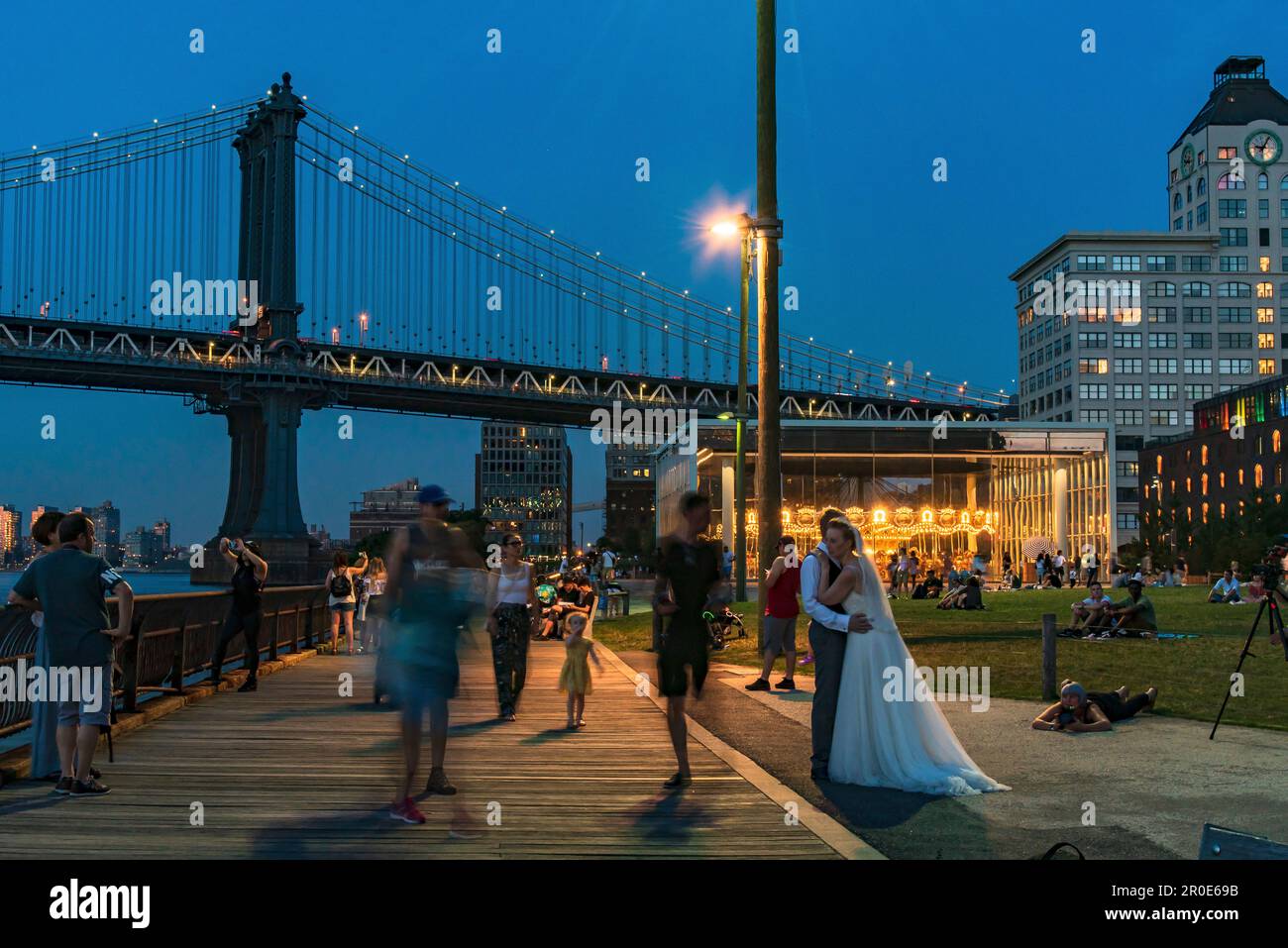 Couple walking brooklyn bridge hi-res stock photography and images - Alamy