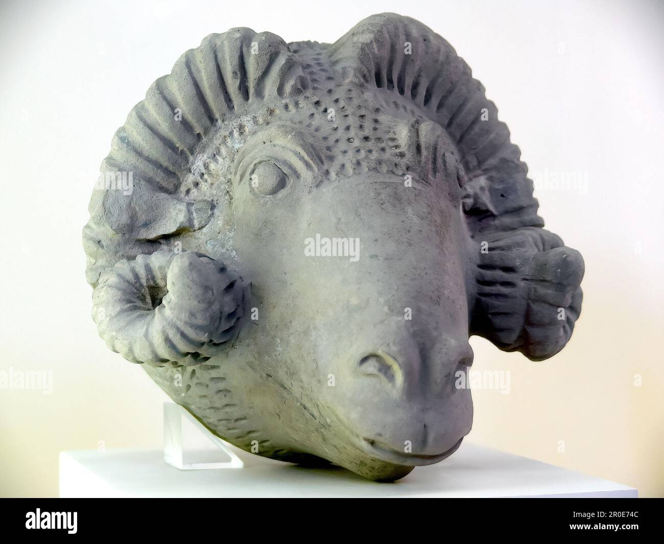 Rams head statue hi-res stock photography and images - Alamy
