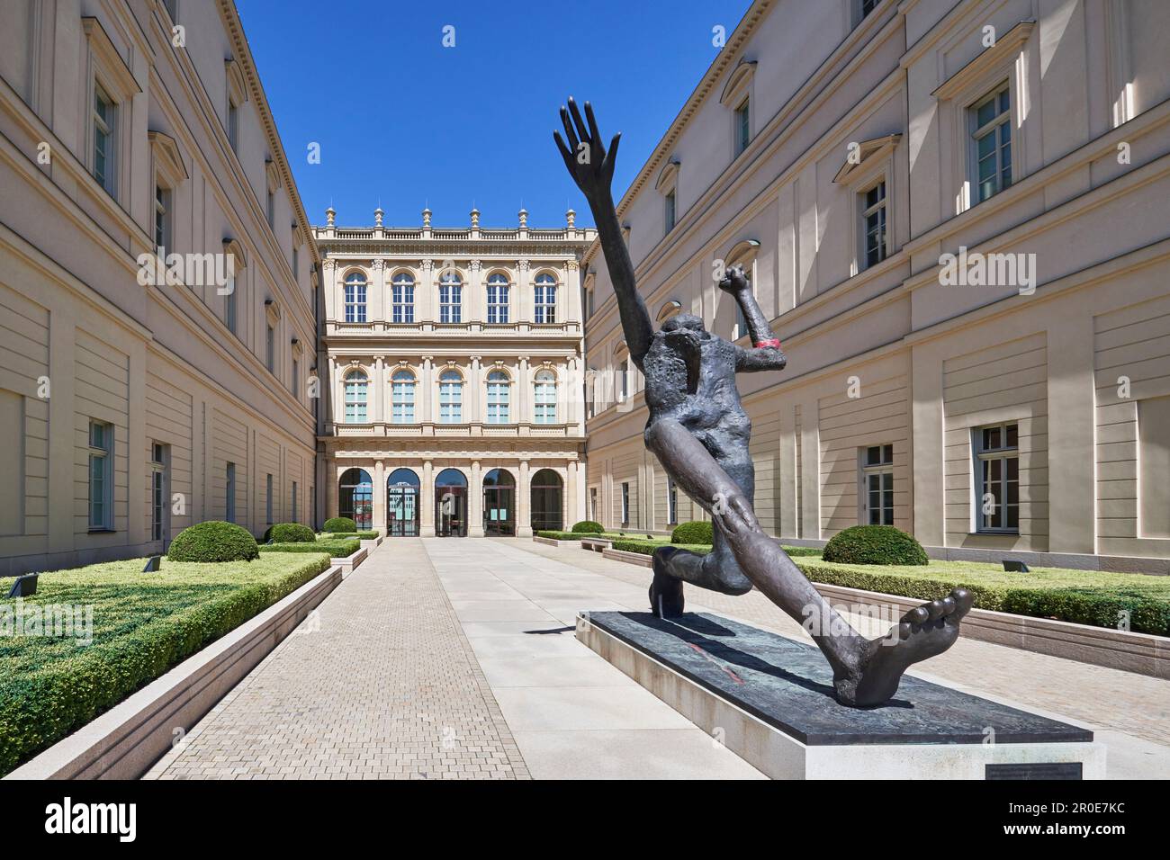 Classical statue in courtyard hi-res stock photography and images - Alamy