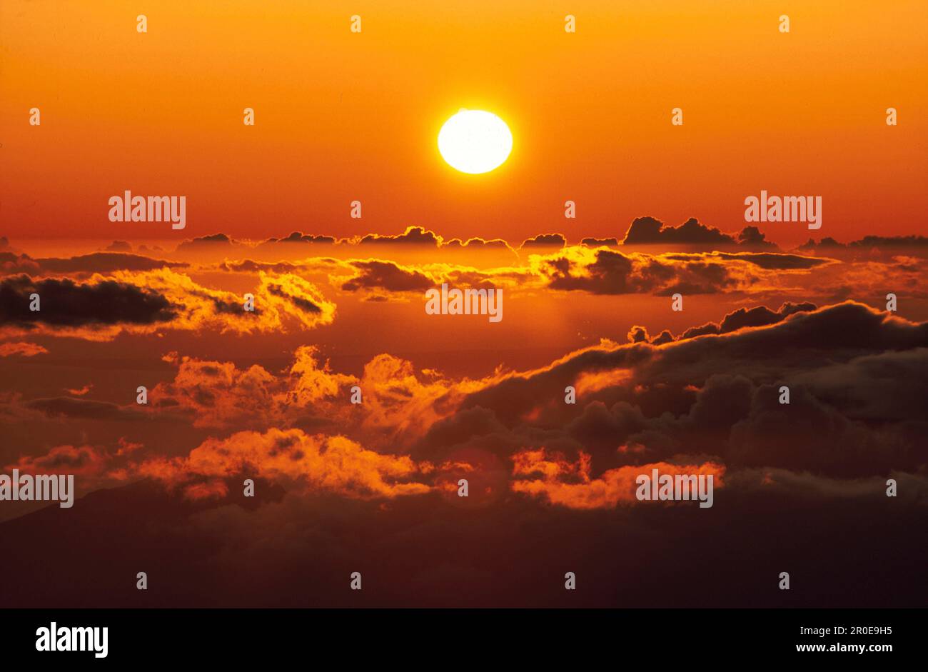 Photo sunset over sea hi-res stock photography and images - Alamy
