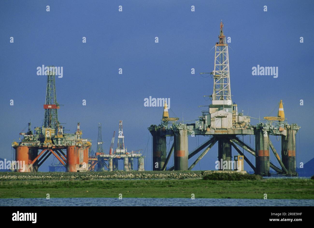 Platform photo hi-res stock photography and images - Alamy