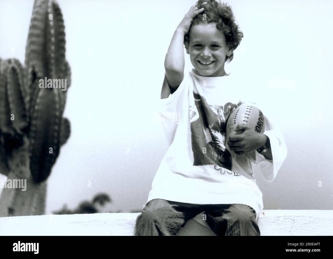 Kind mit Football Stock Photo - Alamy