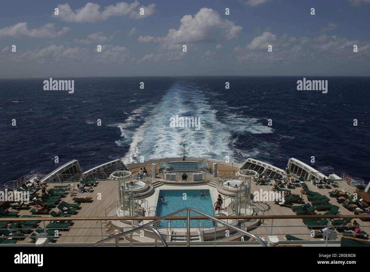 Queen Mary 2, View over aft, Wake, Queen Mary 2, QM2 Stock Photo - Alamy