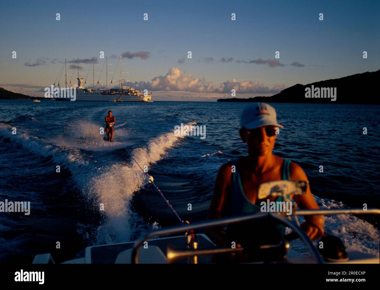 Wasserski, Kreuzfahrtschiff Club Med II, Bora-Bora Polynesien Stock ...