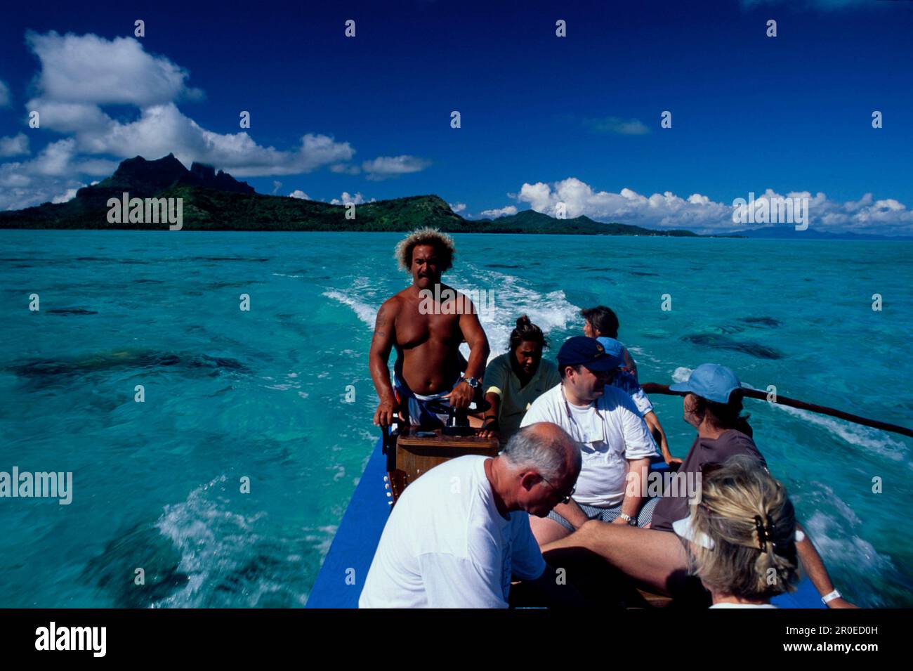 Bootstour zur Haifischfuetterung, Bora-Bora Franz. Polynesien Stock ...