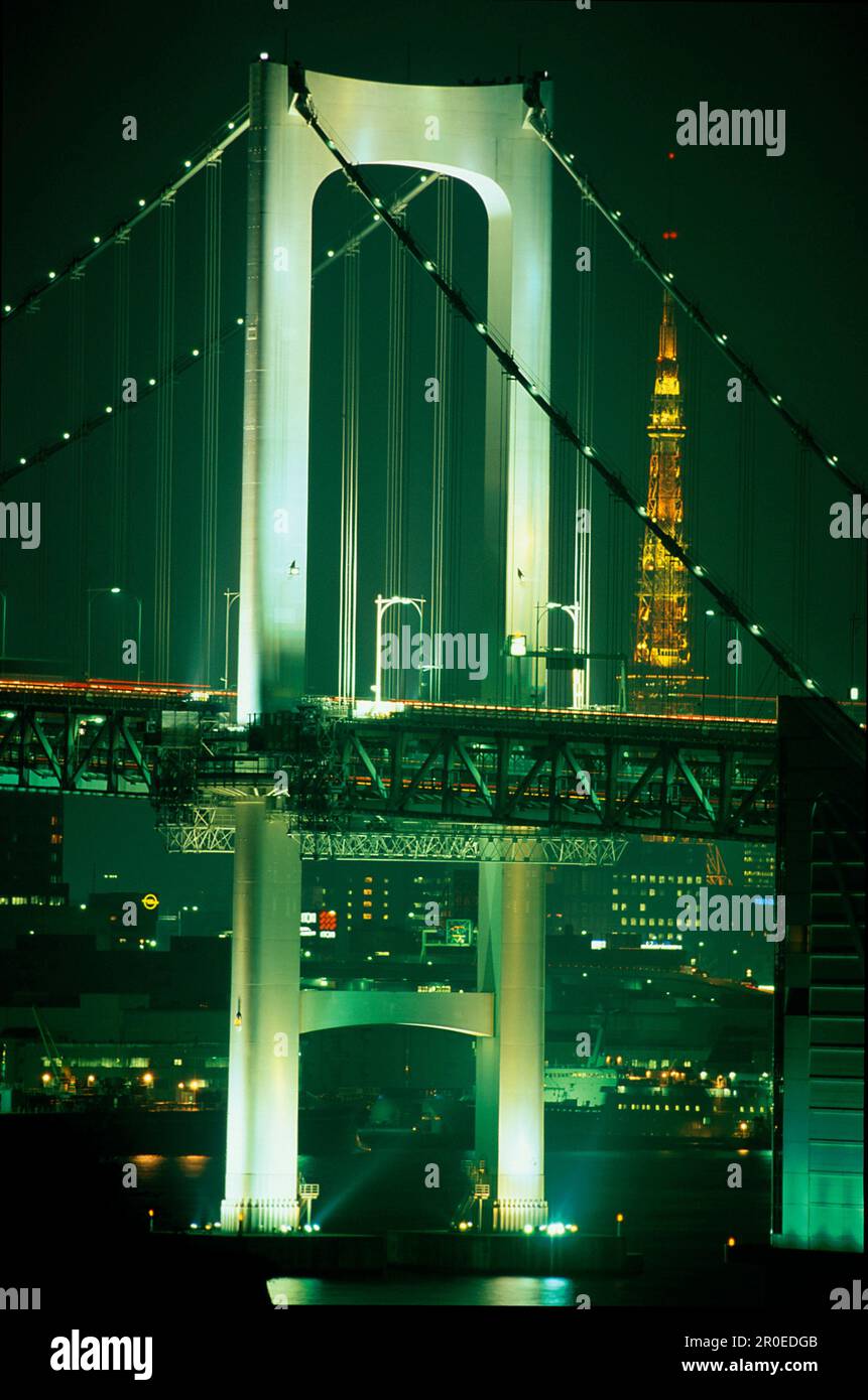 Rainbow Bridge verbindet kuenstliche Insel, in der Tokyo Bay mit ...