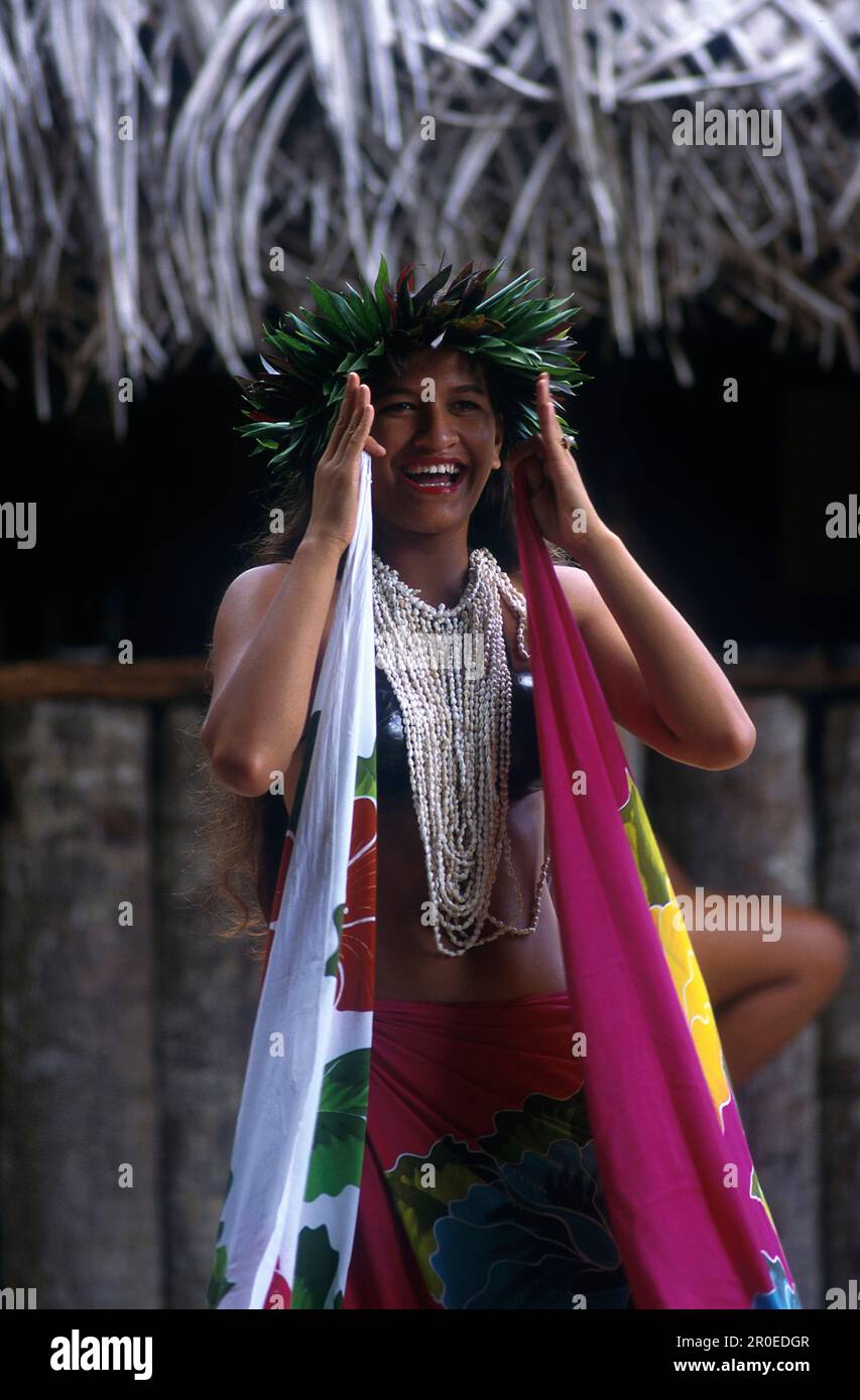 Taenzerin im Tiki Village, Polynesischer Tanz fuer Touristen Moorea ...