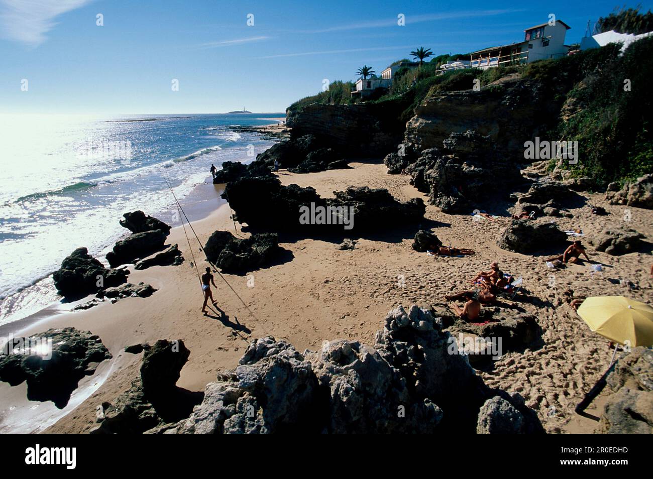 Kleine Badebucht in Los Canos de Meca, Bar auf Steilkueste, am Cabo de ...