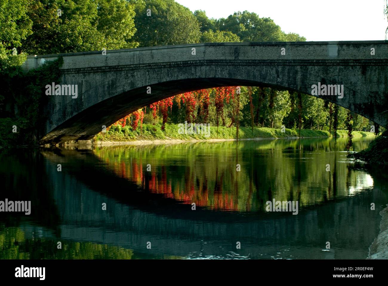 Canal of Isar, bridge, cycling trail to Aumeister, Munich, Bavaria ...