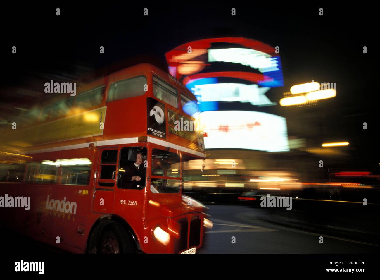 Double decker bus in the street at night, Piccadilly Circus, London ...