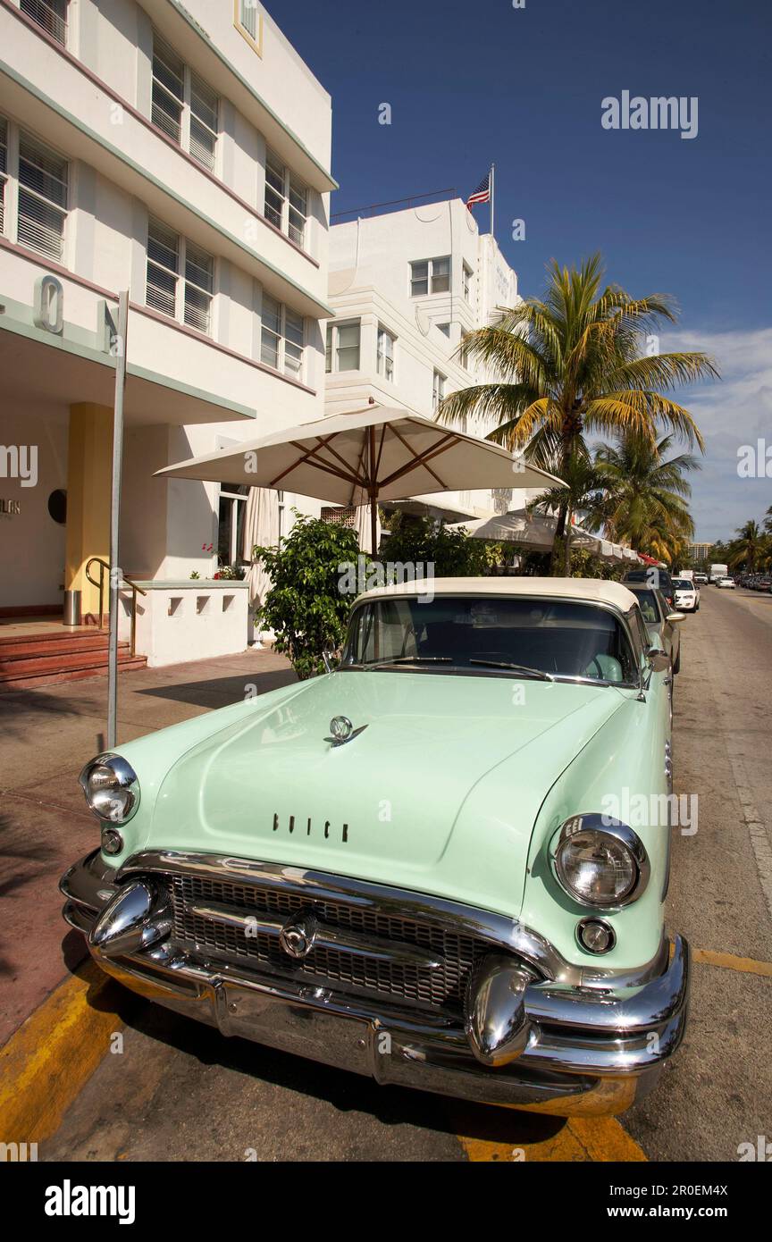 1950s beach scene sun hi-res stock photography and images - Alamy