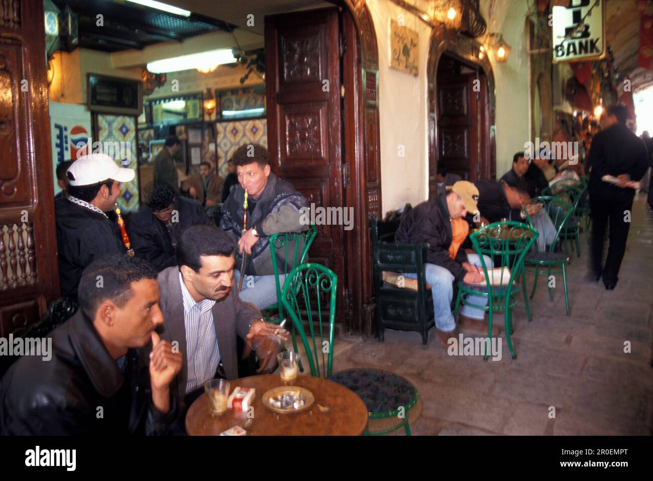Cafe in Medina, Tunis, Tunesien Afrika Stock Photo - Alamy
