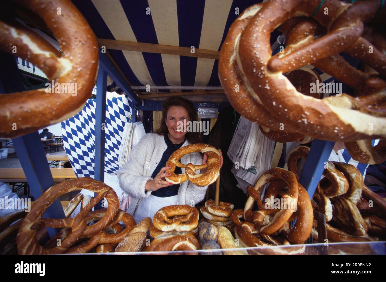 Brezel-Verkaeuferin, Oktoberfest, Muenchen Bayern, Deutschland Stock ...