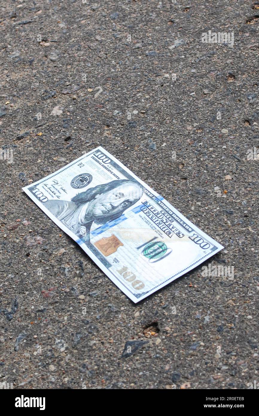 Dropped money pavement hi-res stock photography and images - Alamy