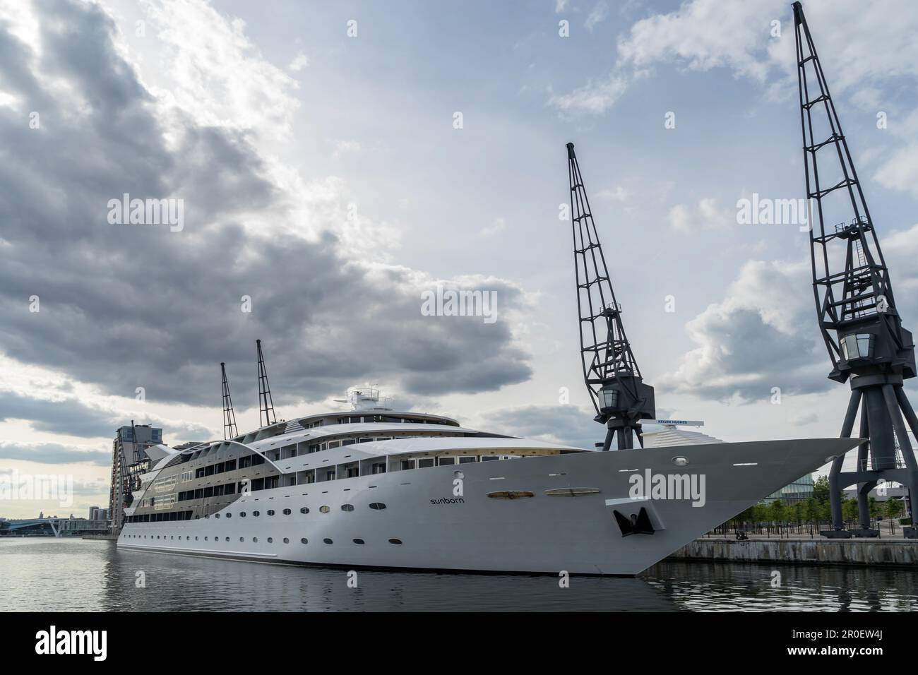 Royal dock architecture hi-res stock photography and images - Alamy
