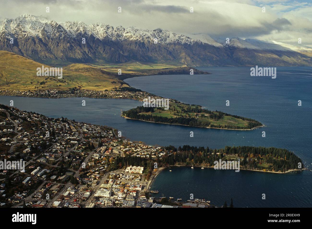 View from Bob's Peak onto Queenstown, Lake Wakatipu and the snowy peaks ...