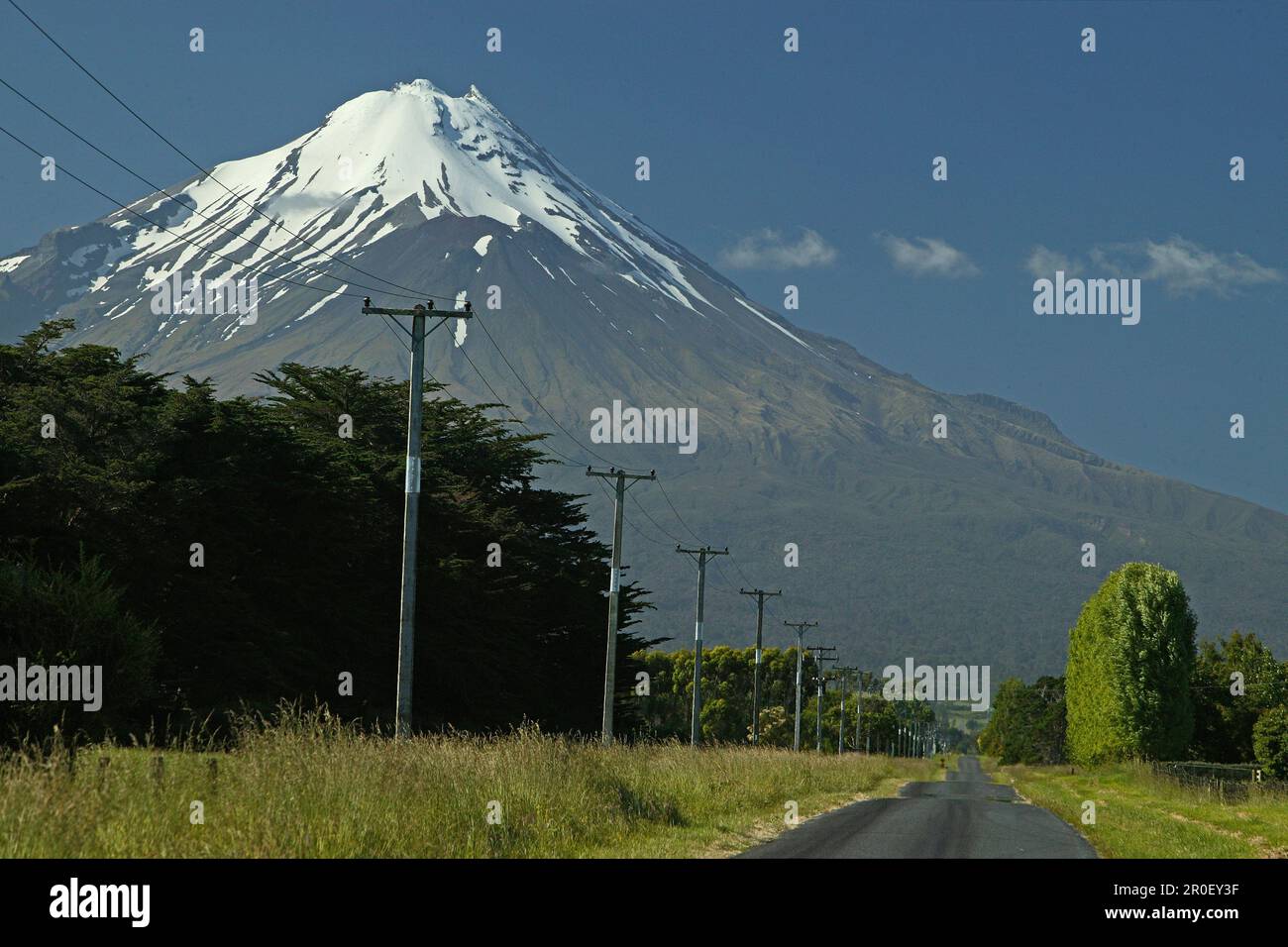 Mt Taranaki, Egmont NP, snow capped Mt Taranaki, dormant volcano ...
