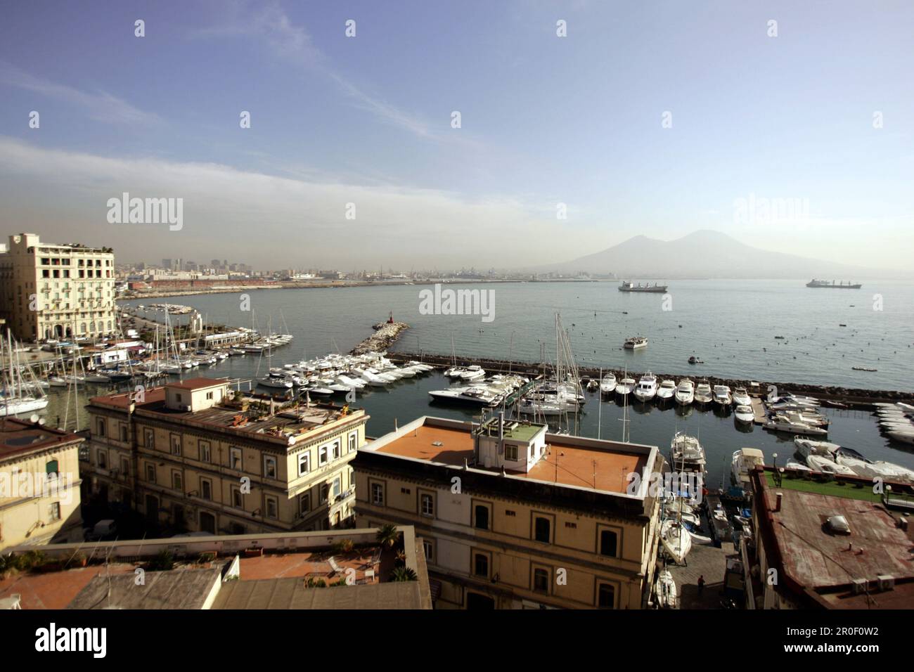 Napoli harbour & Vesuv, Neapel, Panorama mit Hafen und Vesuv Stock ...