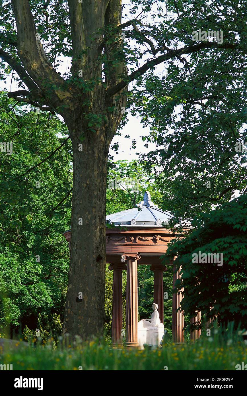 Fountain under trees hi-res stock photography and images - Alamy