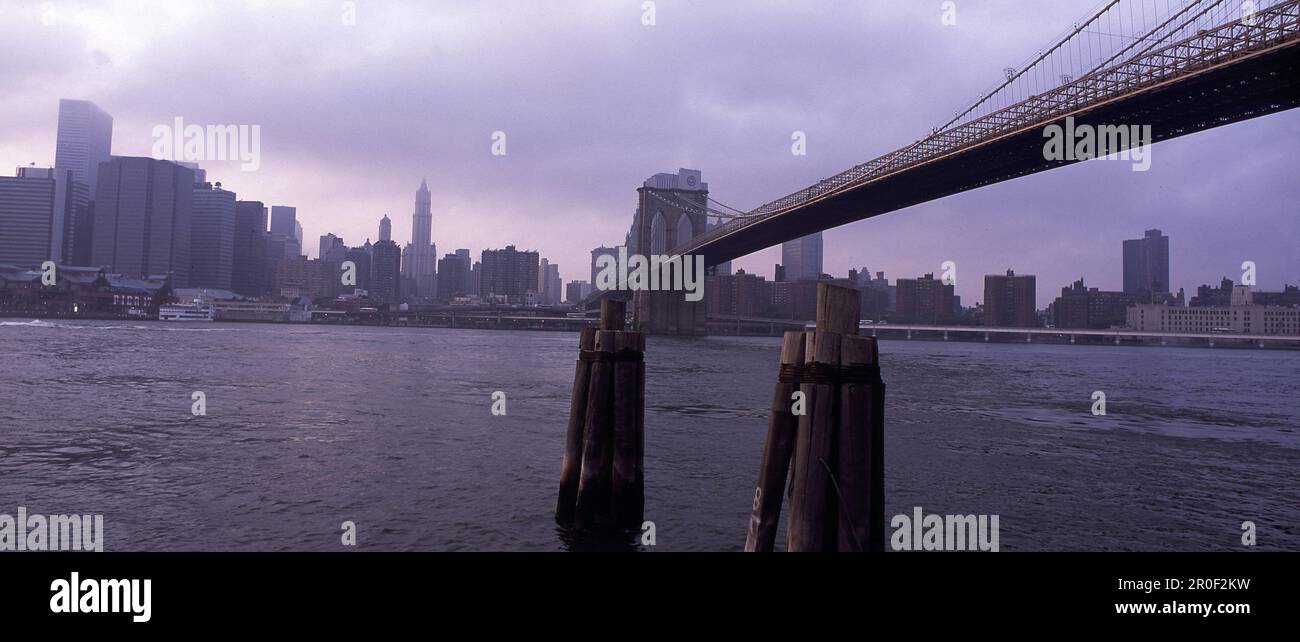USA, New York City, Brooklyn Bridge, Brooklyn BridgeOktober 2001Skyline ...