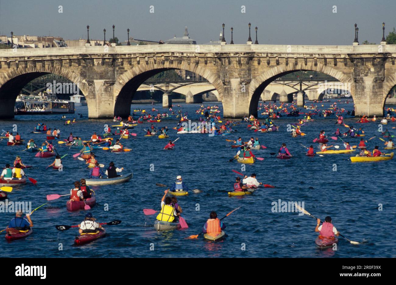 Paddelboote auf der Seine, Paris Frankreich Stock Photo - Alamy