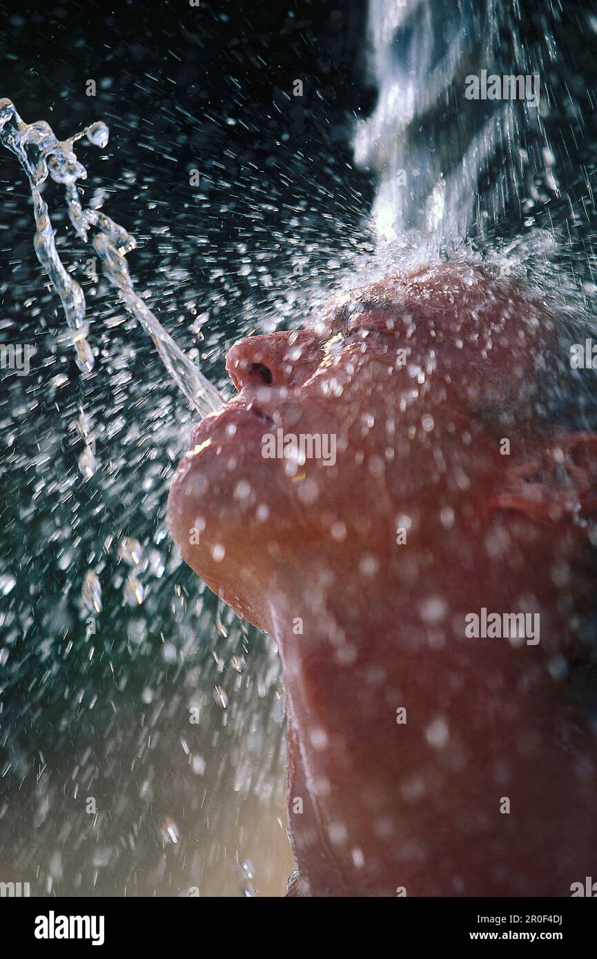 Mann unter der Dusche, People Stock Photo - Alamy