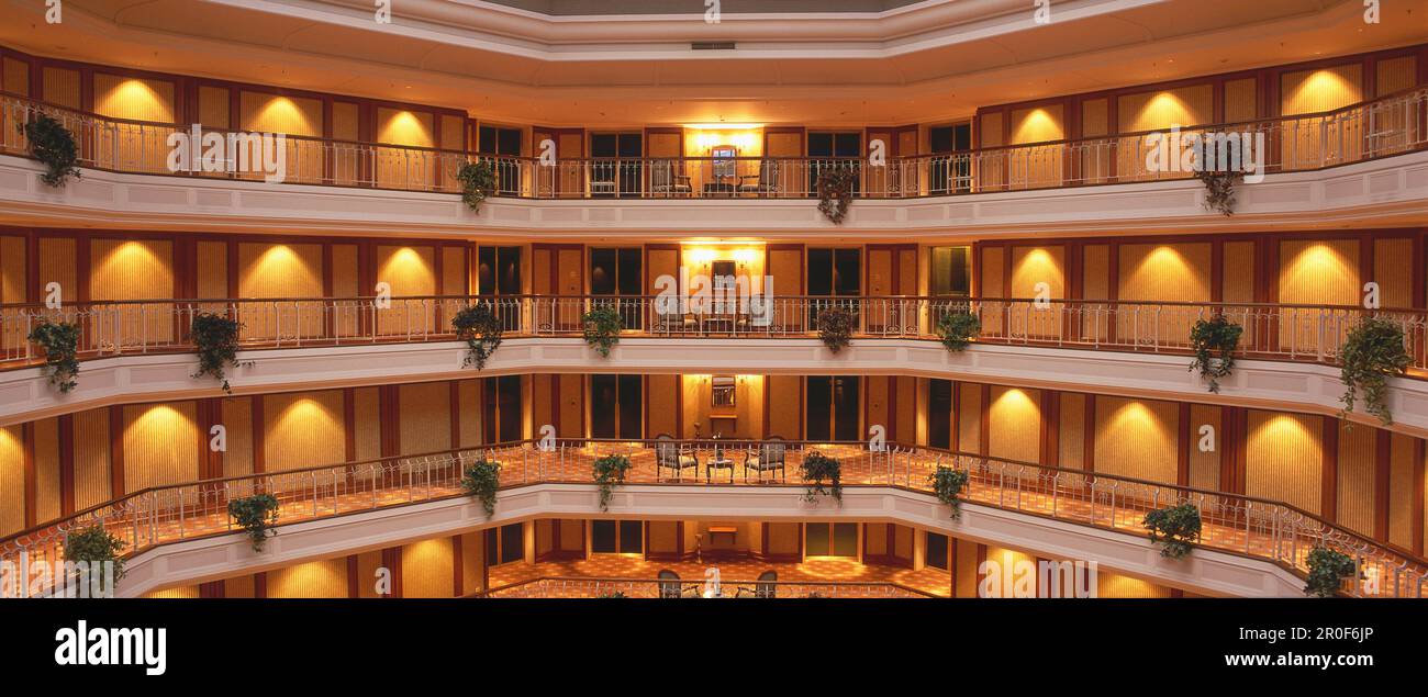 Hotel atriums hi-res stock photography and images - Alamy
