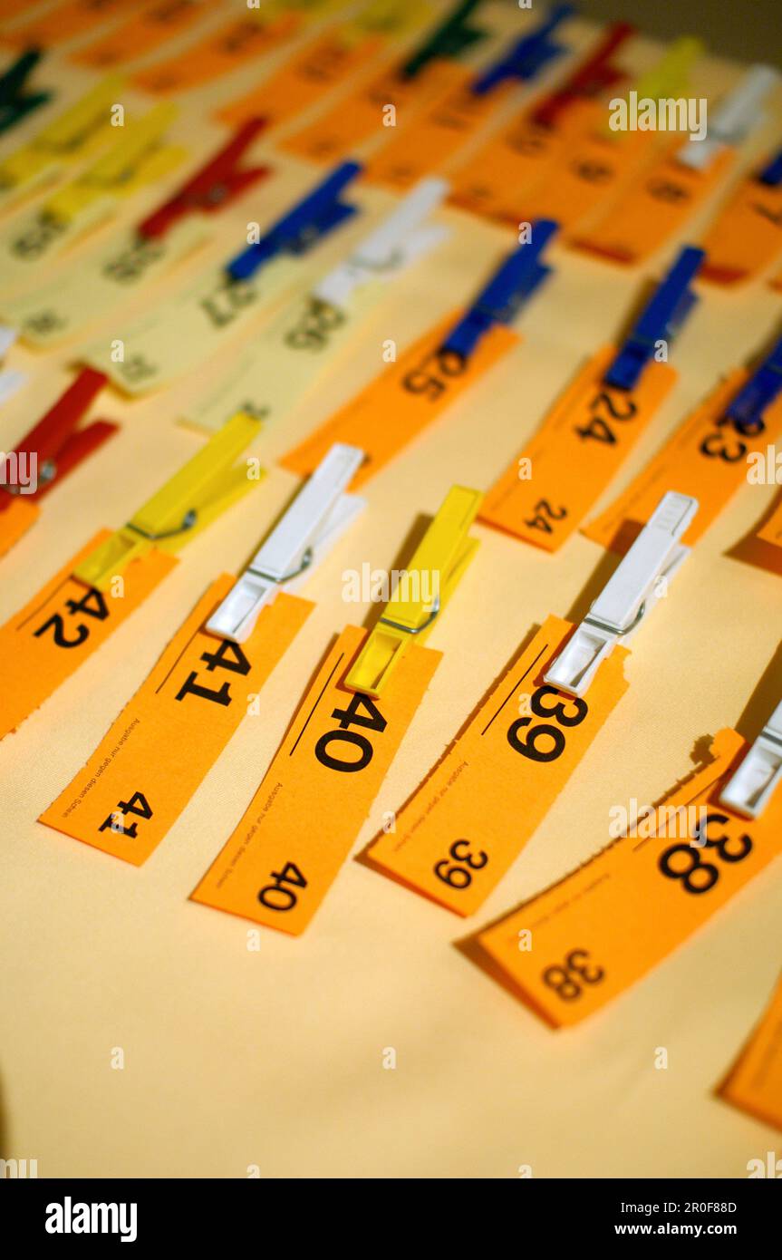 Note slip of paper with pin hi-res stock photography and images - Alamy