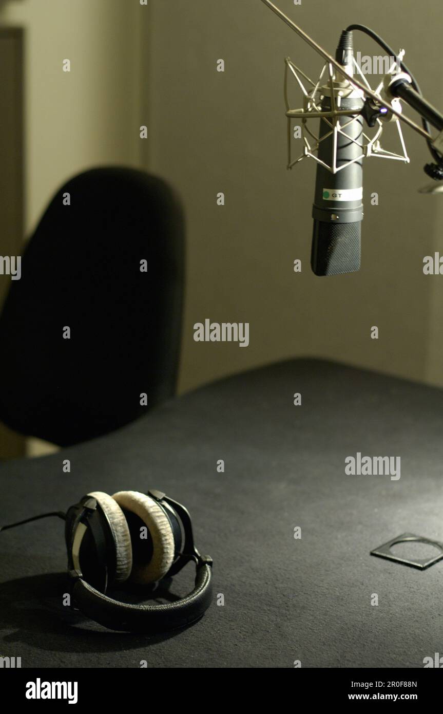 Headphones, microphone, studio Stock Photo - Alamy