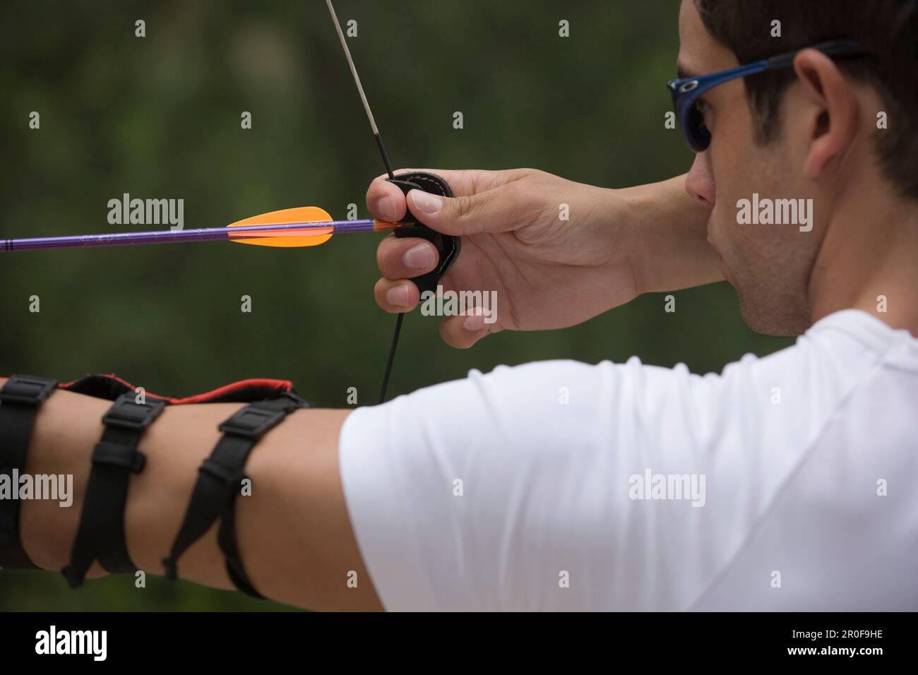 Archer taking aim at target Stock Photo - Alamy