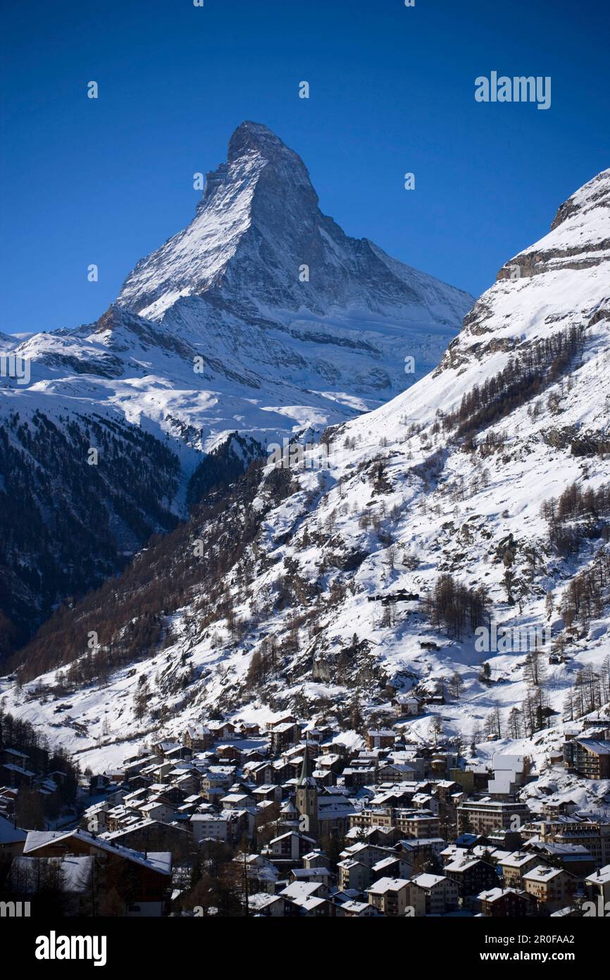 Zermatt village, the Matterhorn in background, Zermatt, Valais ...