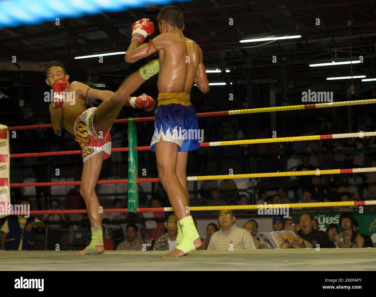 Thai Boxing, Lumphini Stadium, Bangkok, Thailand Stock Photo - Alamy